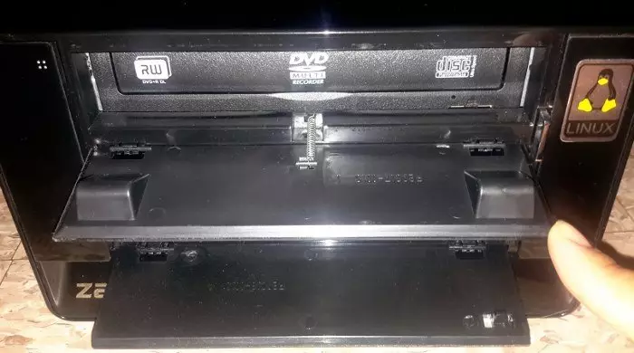 Ang MediaBox 5440 nag-uban sa imong gipili nga optical drive.